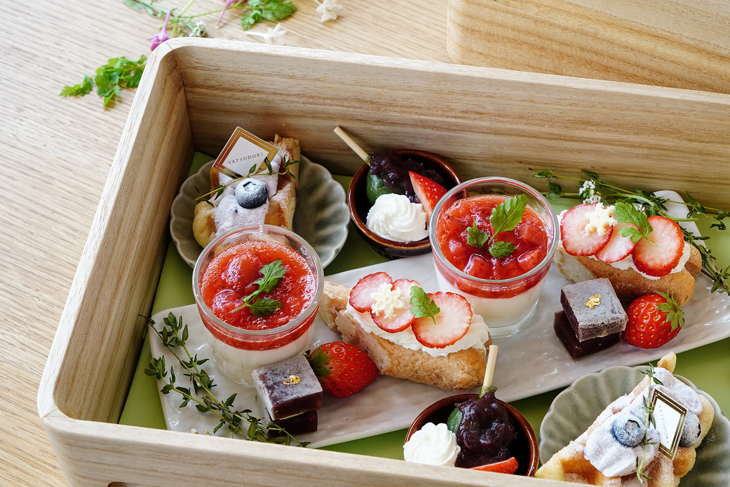 季節のスイーツを詰め合わせて【YATSUDOKI PREMIUM SWEETS BOX】蓋をあけるワクワク感で特別なひとときを。｜シャトレーゼ ...