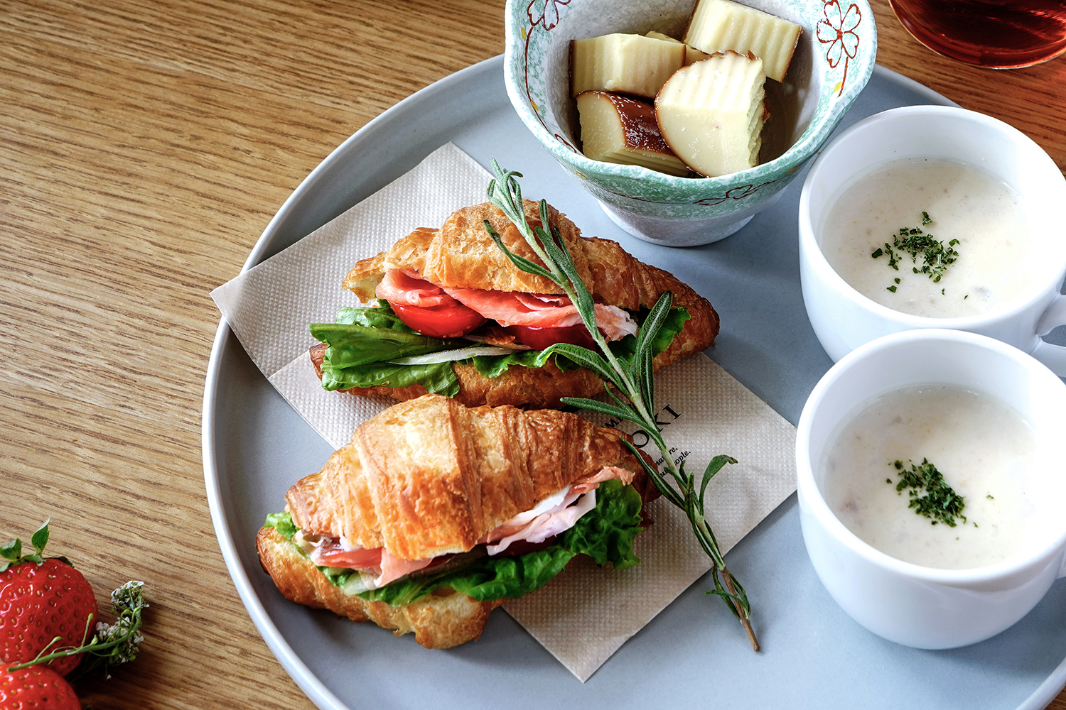 季節のスイーツを詰め合わせて【YATSUDOKI PREMIUM SWEETS BOX】蓋をあけるワクワク感で特別なひとときを。｜シャトレーゼ ...